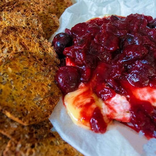 Warm Brie with Quick Christmas Jam - Thermobexta